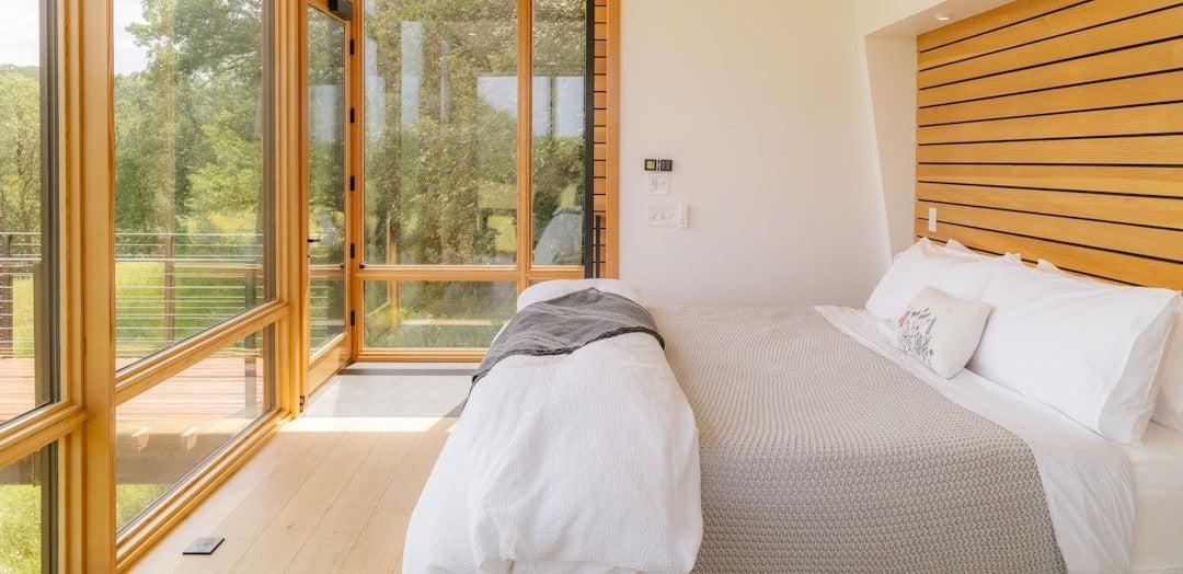 Bedding Layering for Vacation Rentals | Hotel Quality Bed Linen Tips